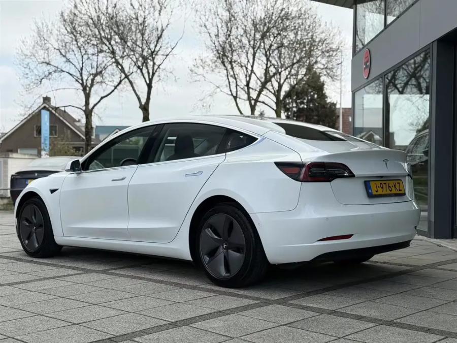 White Tesla Model 3 2020 in Riga, with an engine capacity of 0.00 L and mileage of 150 thousand km for 15505 €, photo 4 on AUTOMOTO.COM.LV