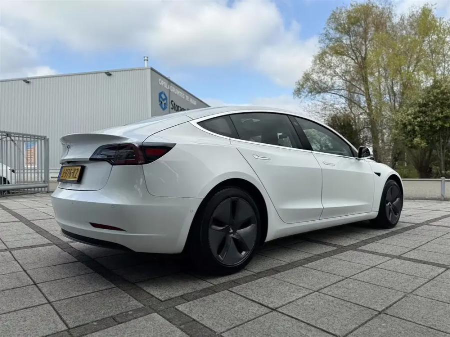 White Tesla Model 3 2020 in Riga, with an engine capacity of 0.00 L and mileage of 150 thousand km for 15505 €, photo 5 on AUTOMOTO.COM.LV