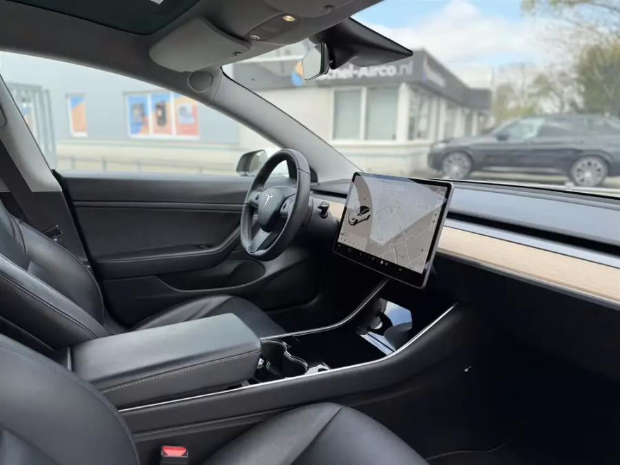 White Tesla Model 3 2020 in Riga, with an engine capacity of 0.00 L and mileage of 150 thousand km for 15505 €, photo 7 on AUTOMOTO.COM.LV