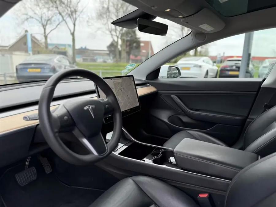White Tesla Model 3 2020 in Riga, with an engine capacity of 0.00 L and mileage of 150 thousand km for 15505 €, photo 8 on AUTOMOTO.COM.LV