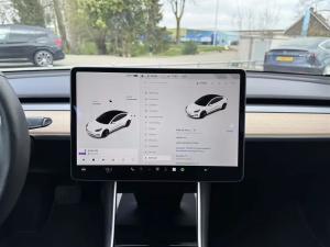 White Tesla Model 3 2020 in Riga, with an engine capacity of 0.00 L and mileage of 150 thousand km for 15505 €, photo 15 on AUTOMOTO.COM.LV