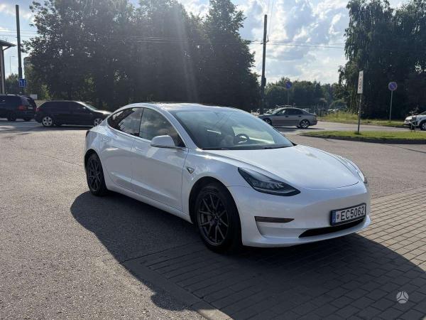 White Tesla Model 3 2020 in Kaunas, with an engine capacity of 0.00 L and mileage of 144 thousand km for 17999 €, photo 2 on AUTOMOTO.COM.LV