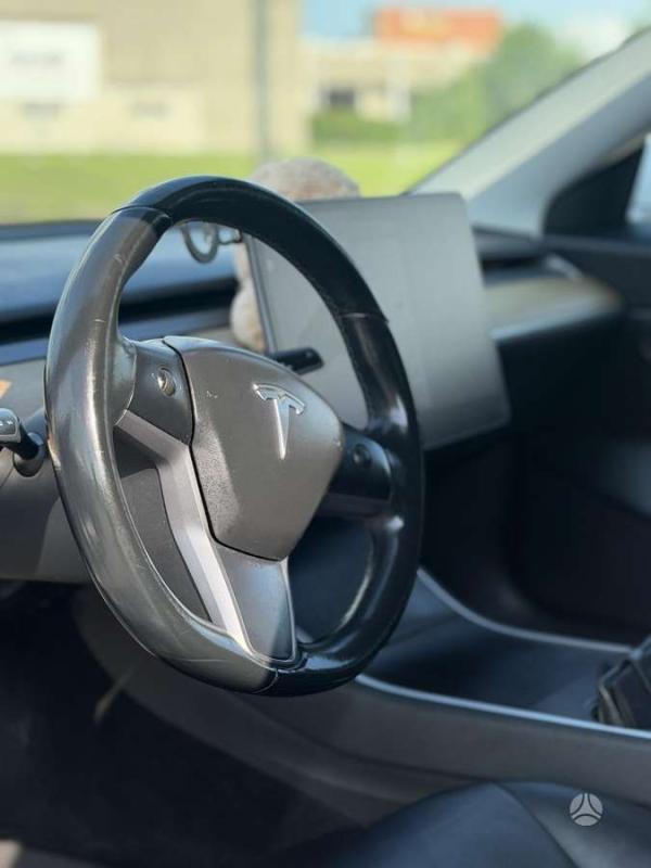 White Tesla Model 3 2020 in Kaunas, with an engine capacity of 0.00 L and mileage of 144 thousand km for 17999 €, photo 3 on AUTOMOTO.COM.LV