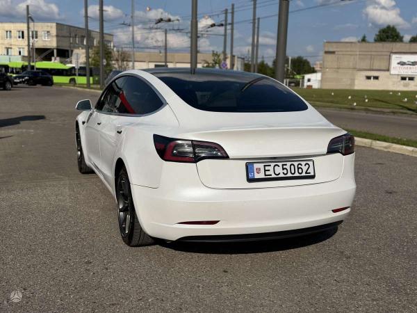 White Tesla Model 3 2020 in Kaunas, with an engine capacity of 0.00 L and mileage of 144 thousand km for 17999 €, photo 4 on AUTOMOTO.COM.LV
