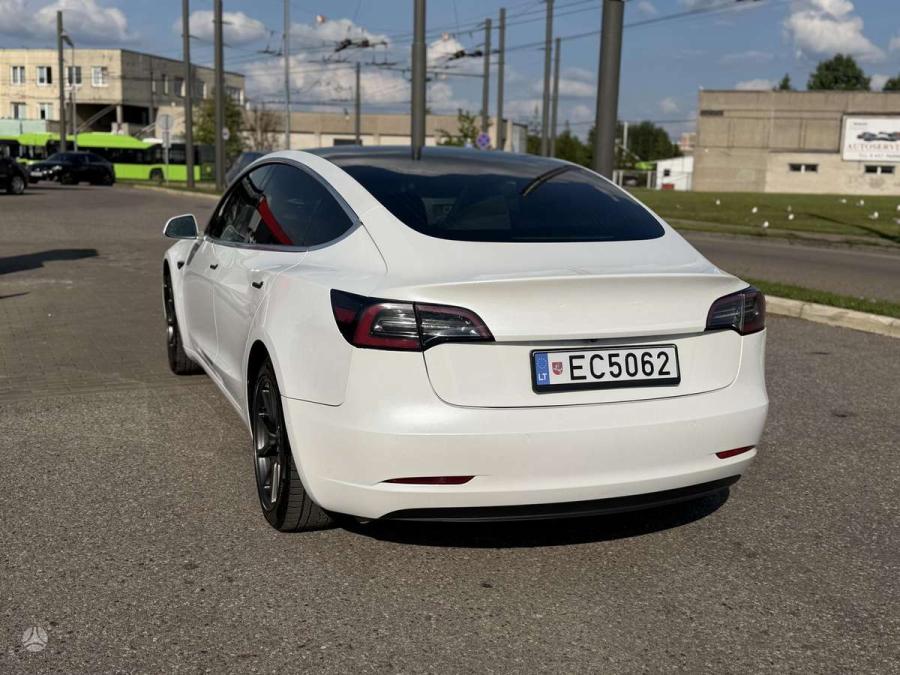 White Tesla Model 3 2020 in Kaunas, with an engine capacity of 0.00 L and mileage of 144 thousand km for 17999 €, photo 4 on AUTOMOTO.COM.LV