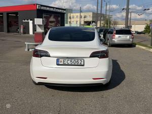 White Tesla Model 3 2020 in Kaunas, with an engine capacity of 0.00 L and mileage of 144 thousand km for 17999 €, photo 5 on AUTOMOTO.COM.LV