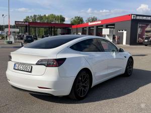 White Tesla Model 3 2020 in Kaunas, with an engine capacity of 0.00 L and mileage of 144 thousand km for 17999 €, photo 6 on AUTOMOTO.COM.LV