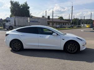 White Tesla Model 3 2020 in Kaunas, with an engine capacity of 0.00 L and mileage of 144 thousand km for 17999 €, photo 7 on AUTOMOTO.COM.LV