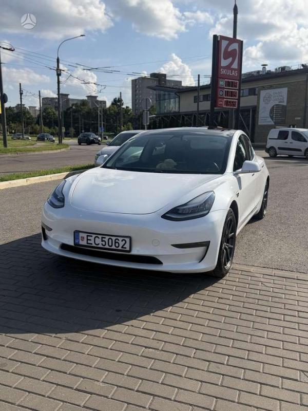 White Tesla Model 3 2020 in Kaunas, with an engine capacity of 0.00 L and mileage of 144 thousand km for 17999 €, photo 9 on AUTOMOTO.COM.LV