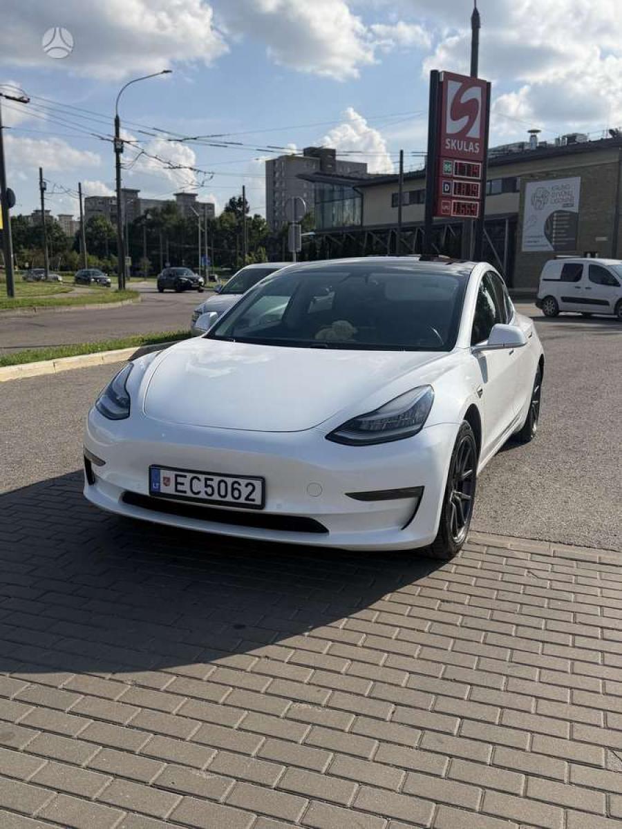 White Tesla Model 3 2020 in Kaunas, with an engine capacity of 0.00 L and mileage of 144 thousand km for 17999 €, photo 9 on AUTOMOTO.COM.LV