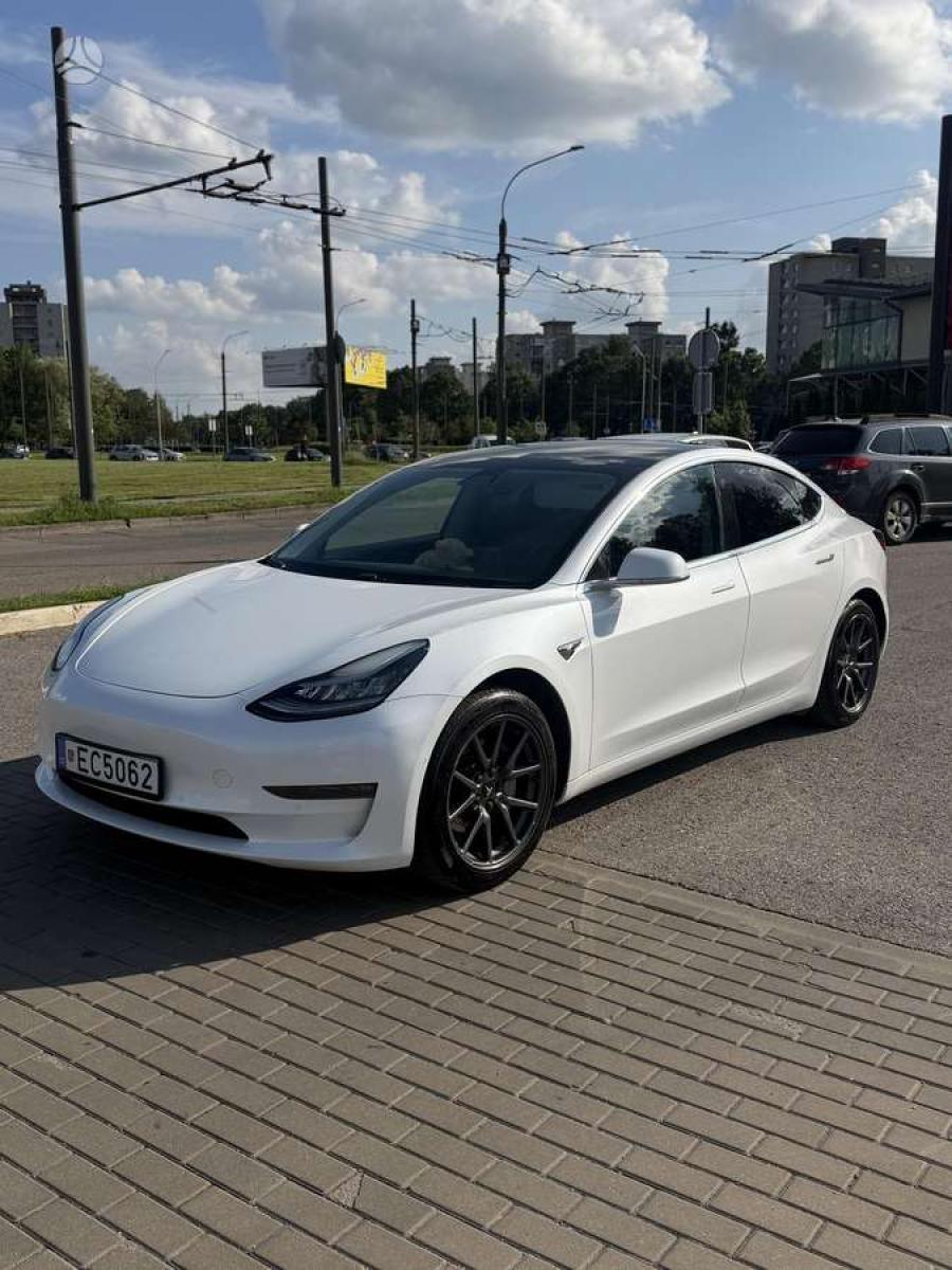 White Tesla Model 3 2020 in Kaunas, with an engine capacity of 0.00 L and mileage of 144 thousand km for 17999 €, photo 10 on AUTOMOTO.COM.LV