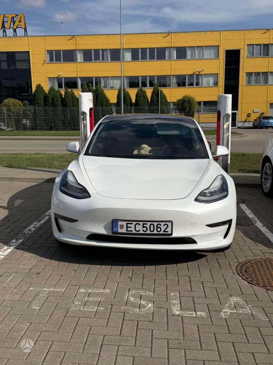 White Tesla Model 3 2020 in Kaunas, with an engine capacity of 0.00 L and mileage of 144 thousand km for 17999 €, photo 12 on AUTOMOTO.COM.LV