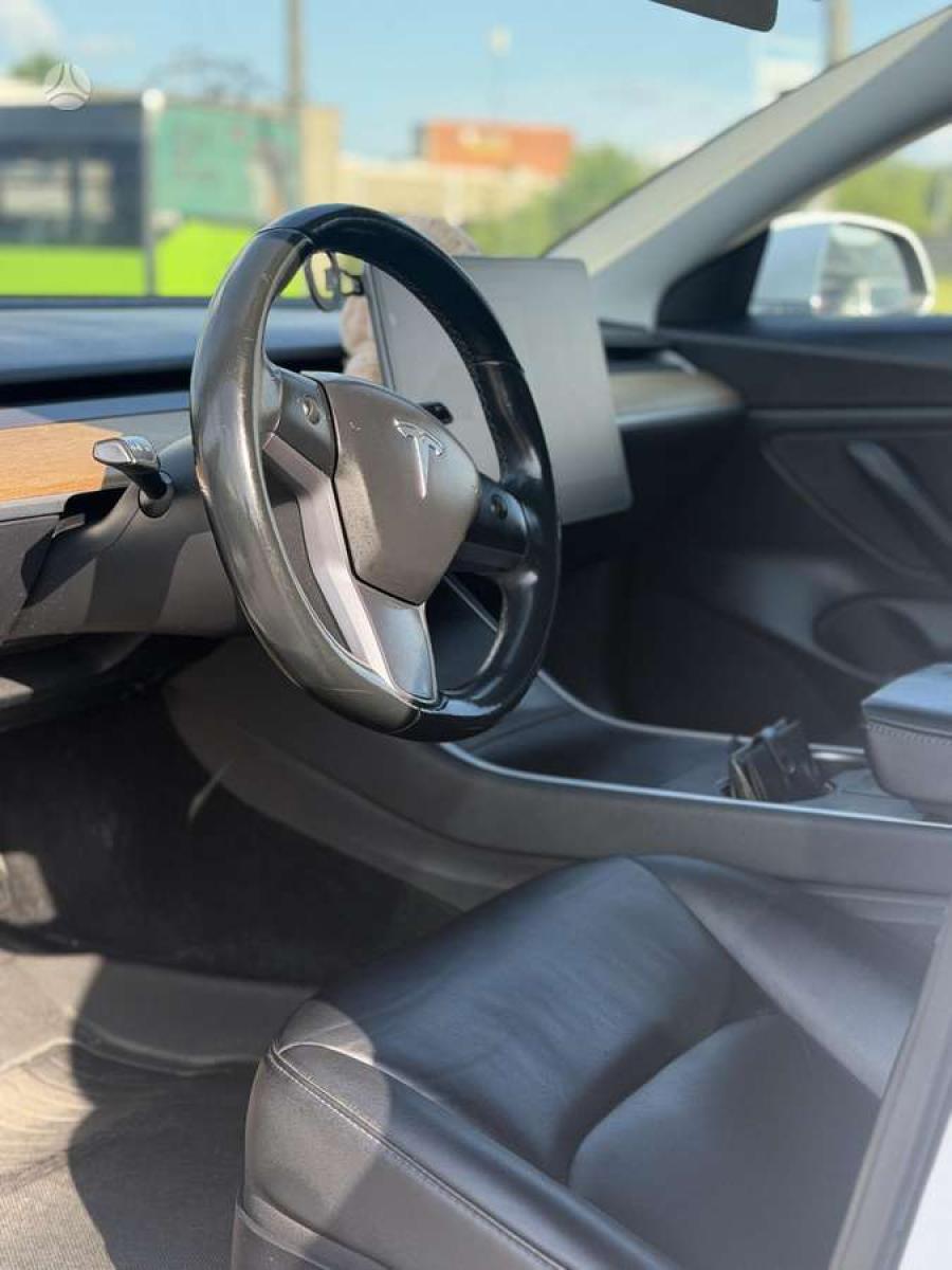 White Tesla Model 3 2020 in Kaunas, with an engine capacity of 0.00 L and mileage of 144 thousand km for 17999 €, photo 14 on AUTOMOTO.COM.LV