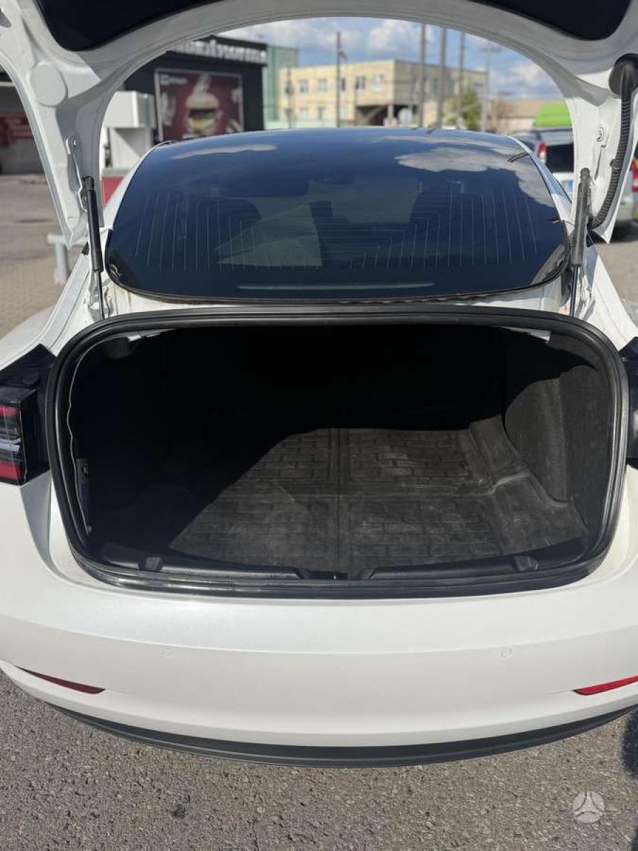 White Tesla Model 3 2020 in Kaunas, with an engine capacity of 0.00 L and mileage of 144 thousand km for 17999 €, photo 15 on AUTOMOTO.COM.LV