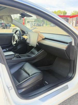White Tesla Model 3 2020 in Kaunas, with an engine capacity of 0.00 L and mileage of 144 thousand km for 17999 €, photo 16 on AUTOMOTO.COM.LV