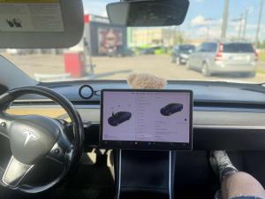White Tesla Model 3 2020 in Kaunas, with an engine capacity of 0.00 L and mileage of 144 thousand km for 17999 €, photo 18 on AUTOMOTO.COM.LV