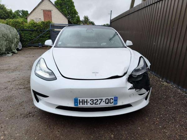 Balts Tesla Model 3 2020 Kauņa, ar dzinēja tilpumu 0.00 L un nobraukumu 101 tūkst. km par 11700 €, foto 2 vietnē AUTOMOTO.COM.LV