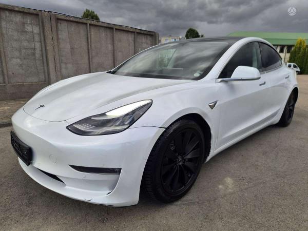 White Tesla Model 3 2020 in Mazeikiai, with an engine capacity of 0.00 L and mileage of 201 thousand km for 13400 €, photo 1 on AUTOMOTO.COM.LV
