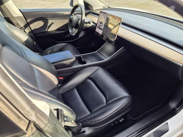 White Tesla Model 3 2020 in Mazeikiai, with an engine capacity of 0.00 L and mileage of 201 thousand km for 13400 €, photo 8 on AUTOMOTO.COM.LV
