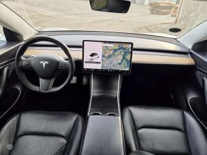 Белый Тесла Модель 3 2020 в Мажейкяй, объемом двигателя 0.00 л и пробегом 201 тыс. км за 13400 €, фото 10 на AUTOMOTO.COM.LV