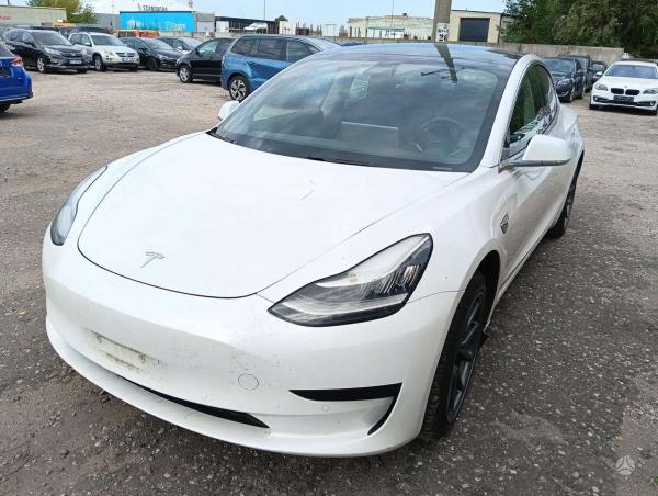 Tesla Model 3 2020 Marijampole vietnē Balts Tesla Model 3 2020 Marijampole, ar dzinēja tilpumu 0.00 L un nobraukumu 146 tūkst. km par 12400 €, foto 3 vietnē AUTOMOTO.COM.LV