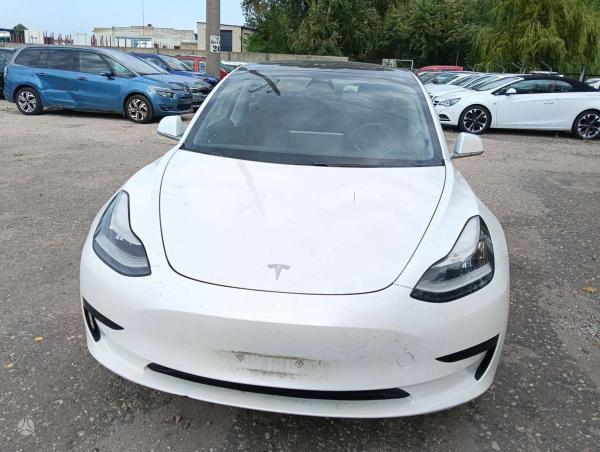 Tesla Model 3 2020 Marijampole vietnē Balts Tesla Model 3 2020 Marijampole, ar dzinēja tilpumu 0.00 L un nobraukumu 146 tūkst. km par 12400 €, foto 4 vietnē AUTOMOTO.COM.LV