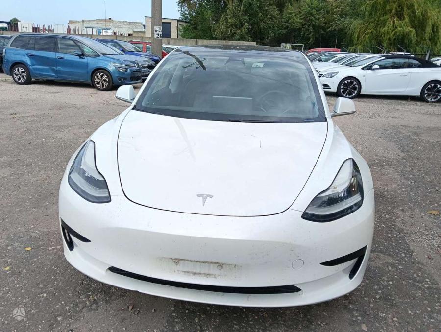White Tesla Model 3 2020 in Marijampole, with an engine capacity of 0.00 L and mileage of 146 thousand km for 12400 €, photo 4 on AUTOMOTO.COM.LV