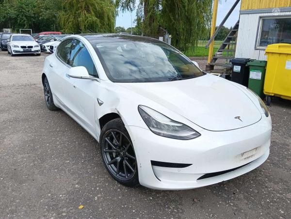 Tesla Model 3 2020 Marijampole vietnē Balts Tesla Model 3 2020 Marijampole, ar dzinēja tilpumu 0.00 L un nobraukumu 146 tūkst. km par 12400 €, foto 5 vietnē AUTOMOTO.COM.LV
