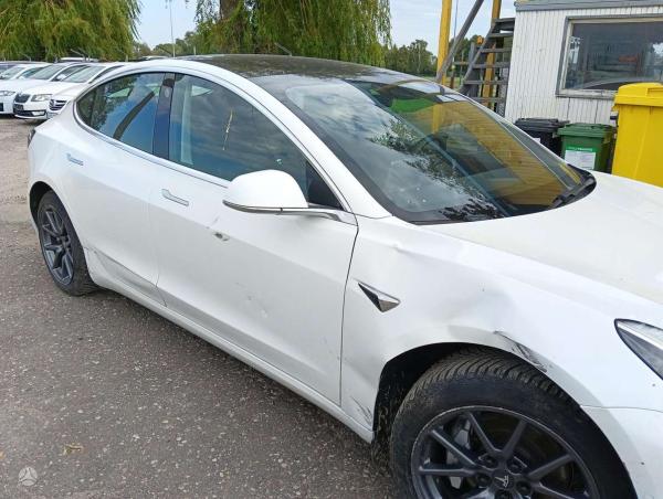 Tesla Model 3 2020 Marijampole vietnē Balts Tesla Model 3 2020 Marijampole, ar dzinēja tilpumu 0.00 L un nobraukumu 146 tūkst. km par 12400 €, foto 7 vietnē AUTOMOTO.COM.LV