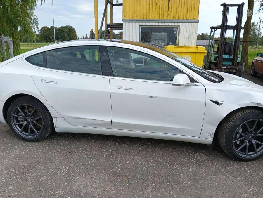 White Tesla Model 3 2020 in Marijampole, with an engine capacity of 0.00 L and mileage of 146 thousand km for 12400 €, photo 8 on AUTOMOTO.COM.LV