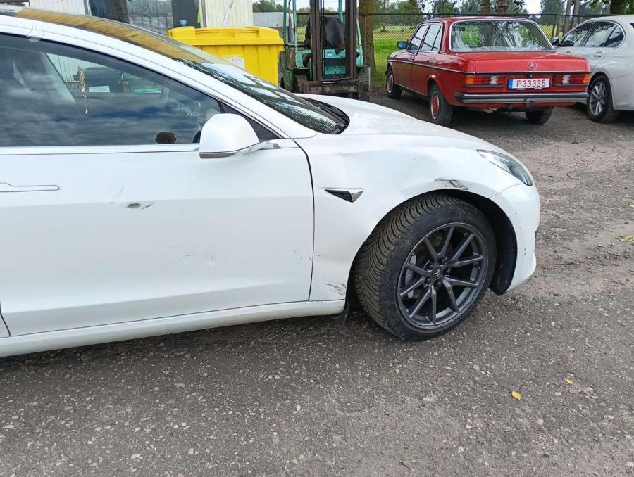 White Tesla Model 3 2020 in Marijampole, with an engine capacity of 0.00 L and mileage of 146 thousand km for 12400 €, photo 9 on AUTOMOTO.COM.LV