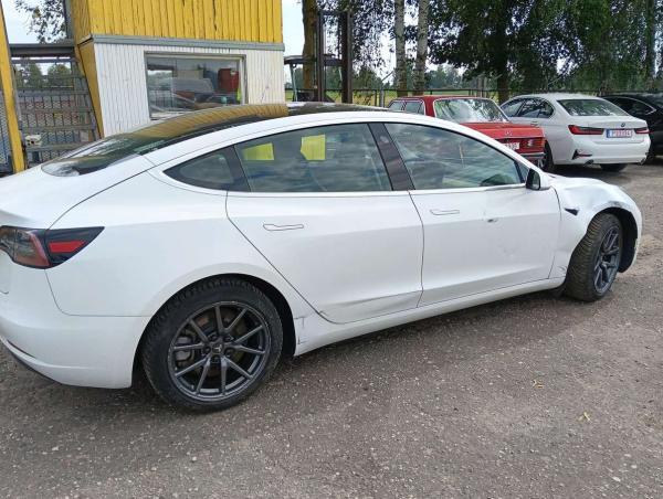 Tesla Model 3 2020 Marijampole vietnē Balts Tesla Model 3 2020 Marijampole, ar dzinēja tilpumu 0.00 L un nobraukumu 146 tūkst. km par 12400 €, foto 10 vietnē AUTOMOTO.COM.LV