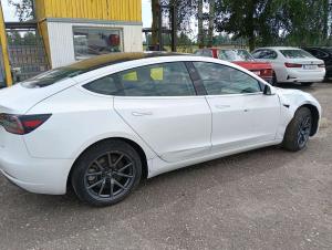 White Tesla Model 3 2020 in Marijampole, with an engine capacity of 0.00 L and mileage of 146 thousand km for 12400 €, photo 10 on AUTOMOTO.COM.LV