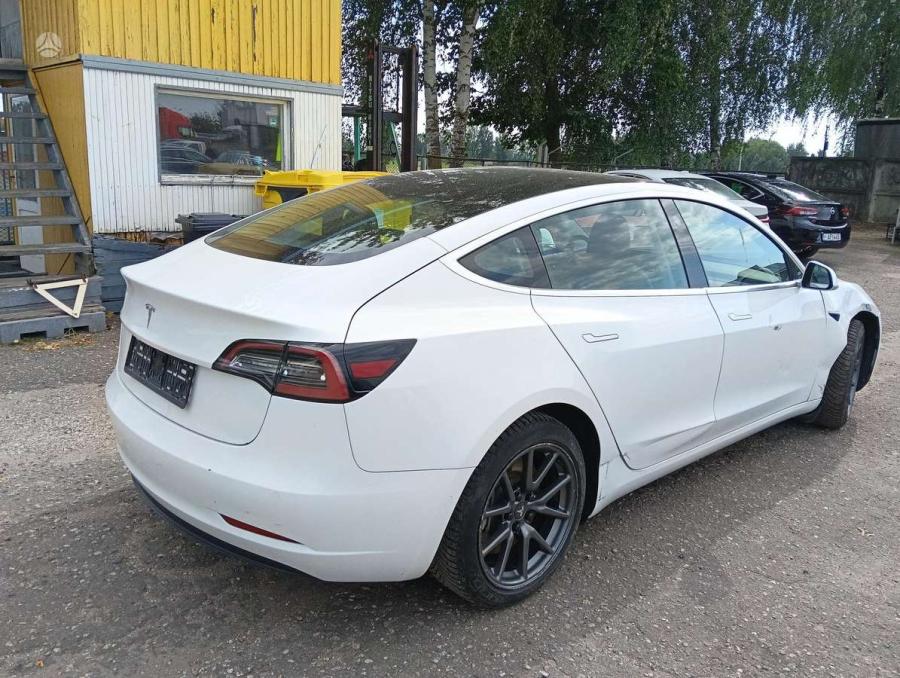 White Tesla Model 3 2020 in Marijampole, with an engine capacity of 0.00 L and mileage of 146 thousand km for 12400 €, photo 11 on AUTOMOTO.COM.LV