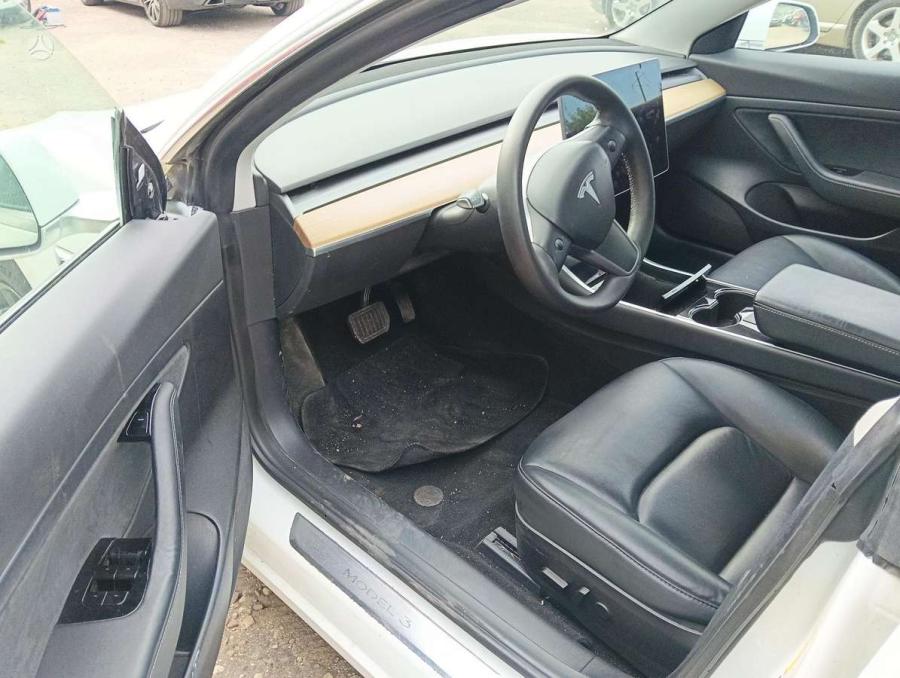 White Tesla Model 3 2020 in Marijampole, with an engine capacity of 0.00 L and mileage of 146 thousand km for 12400 €, photo 14 on AUTOMOTO.COM.LV