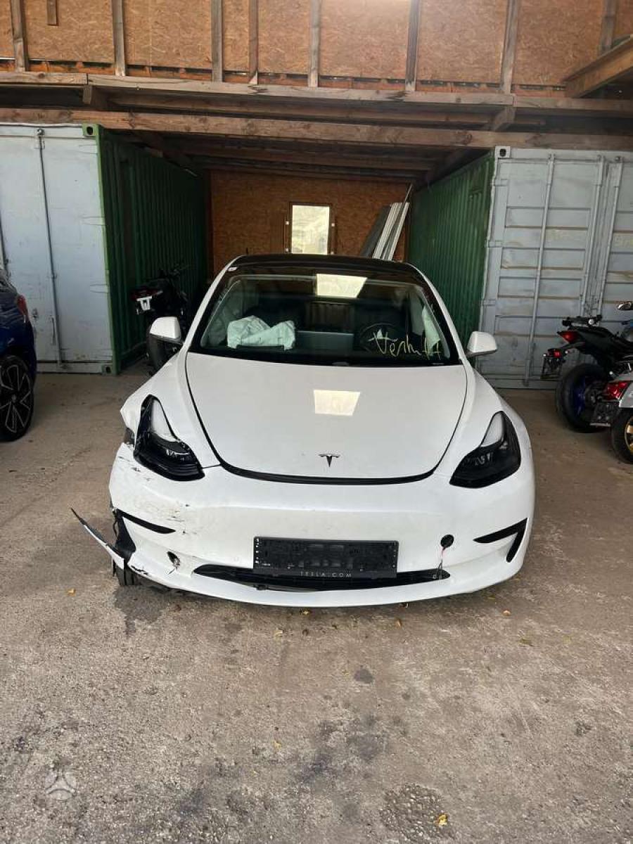 White Tesla Model 3 2020 in Marijampole, with an engine capacity of 0.00 L and mileage of 73 thousand km for 12200 €, photo 1 on AUTOMOTO.COM.LV