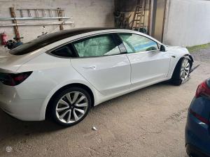 White Tesla Model 3 2020 in Marijampole, with an engine capacity of 0.00 L and mileage of 73 thousand km for 12200 €, photo 6 on AUTOMOTO.COM.LV
