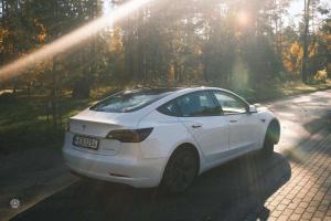 Balts Tesla Model 3 2021 Palanga, ar dzinēja tilpumu 0.00 L un nobraukumu 114 tūkst. km par 26000 €, foto 10 vietnē AUTOMOTO.COM.LV
