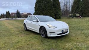 White Tesla Model 3 2021 in Riga, with an engine capacity of 0.00 L and mileage of 193 thousand km for 22500 €, photo 3 on AUTOMOTO.COM.LV