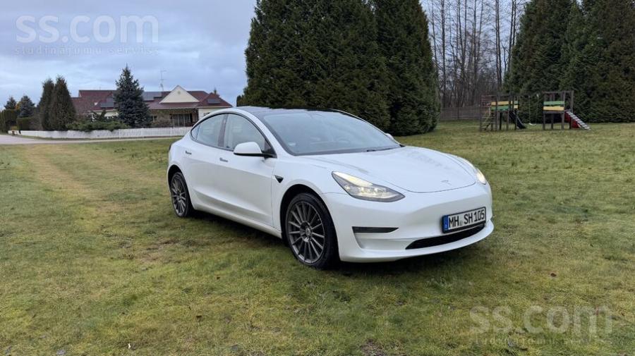 White Tesla Model 3 2021 in Riga, with an engine capacity of 0.00 L and mileage of 193 thousand km for 22500 €, photo 3 on AUTOMOTO.COM.LV