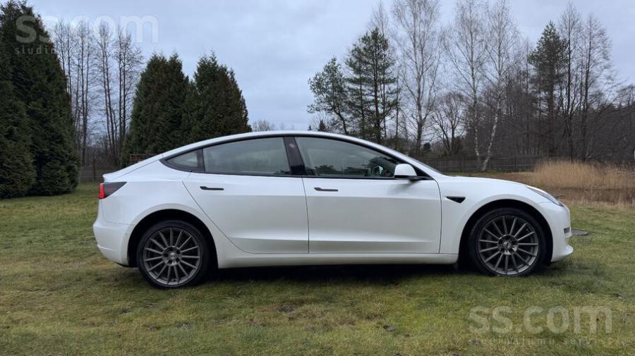 White Tesla Model 3 2021 in Riga, with an engine capacity of 0.00 L and mileage of 193 thousand km for 22500 €, photo 4 on AUTOMOTO.COM.LV
