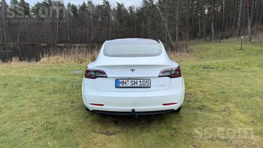 White Tesla Model 3 2021 in Riga, with an engine capacity of 0.00 L and mileage of 193 thousand km for 22500 €, photo 6 on AUTOMOTO.COM.LV