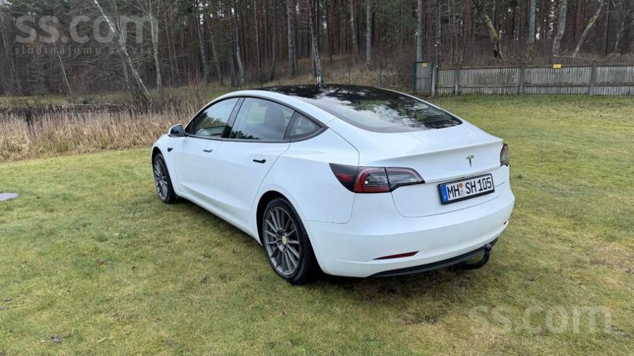 White Tesla Model 3 2021 in Riga, with an engine capacity of 0.00 L and mileage of 193 thousand km for 22500 €, photo 7 on AUTOMOTO.COM.LV