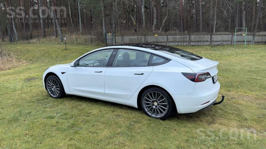 White Tesla Model 3 2021 in Riga, with an engine capacity of 0.00 L and mileage of 193 thousand km for 22500 €, photo 8 on AUTOMOTO.COM.LV