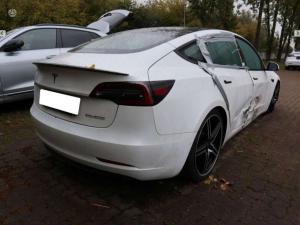 White Tesla Model 3 2021 in Siauliai, with an engine capacity of 0.00 L and mileage of 22 thousand km for 19900 €, photo 3 on AUTOMOTO.COM.LV