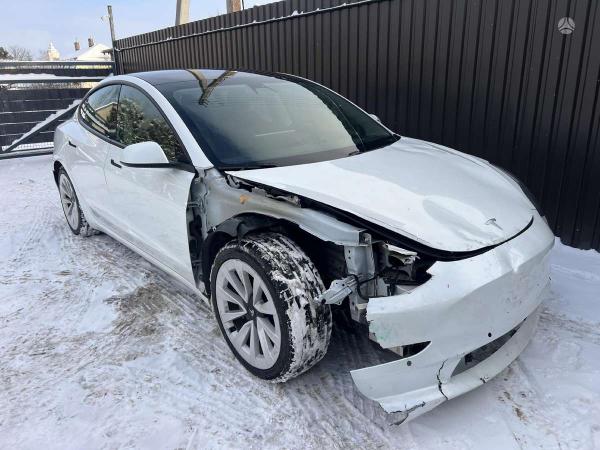 White Tesla Model 3 2021 in Kaunas, with an engine capacity of 0.00 L and mileage of 103 thousand km for 13200 €, photo 3 on AUTOMOTO.COM.LV