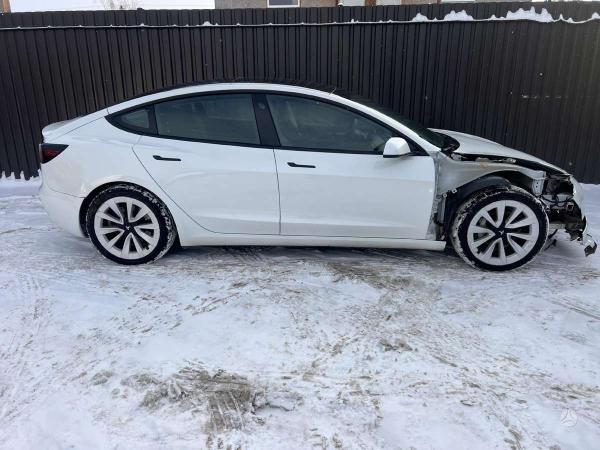 White Tesla Model 3 2021 in Kaunas, with an engine capacity of 0.00 L and mileage of 103 thousand km for 13200 €, photo 5 on AUTOMOTO.COM.LV