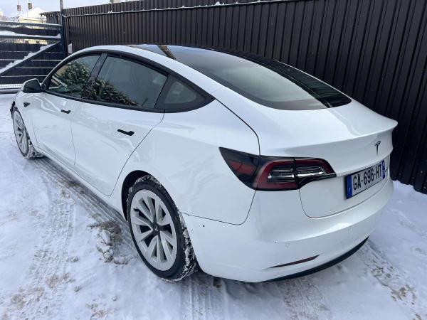 White Tesla Model 3 2021 in Kaunas, with an engine capacity of 0.00 L and mileage of 103 thousand km for 13200 €, photo 7 on AUTOMOTO.COM.LV