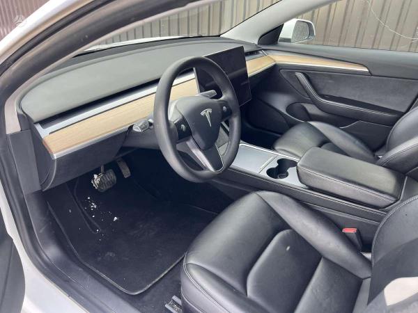 White Tesla Model 3 2021 in Kaunas, with an engine capacity of 0.00 L and mileage of 103 thousand km for 13200 €, photo 10 on AUTOMOTO.COM.LV