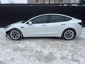 White Tesla Model 3 2021 in Kaunas, with an engine capacity of 0.00 L and mileage of 103 thousand km for 13100 €, photo 4 on AUTOMOTO.COM.LV